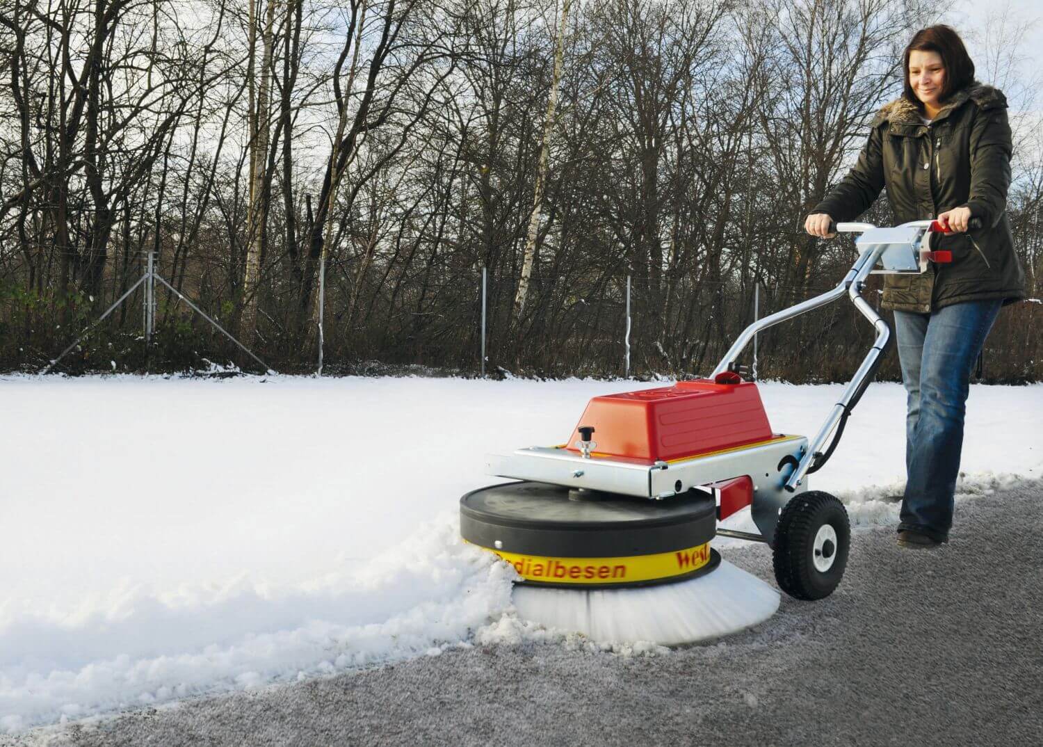 Kehrmaschine für den Winterdienst - bd baumaschinendienst