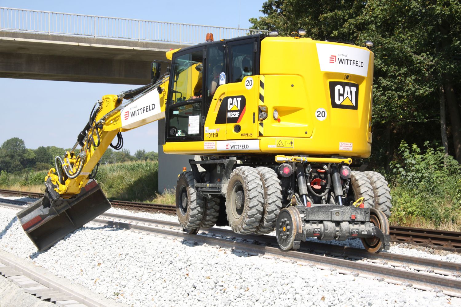 Cat-Zweiwegebagger erneuert Bahnstrecke - bd baumaschinendienst