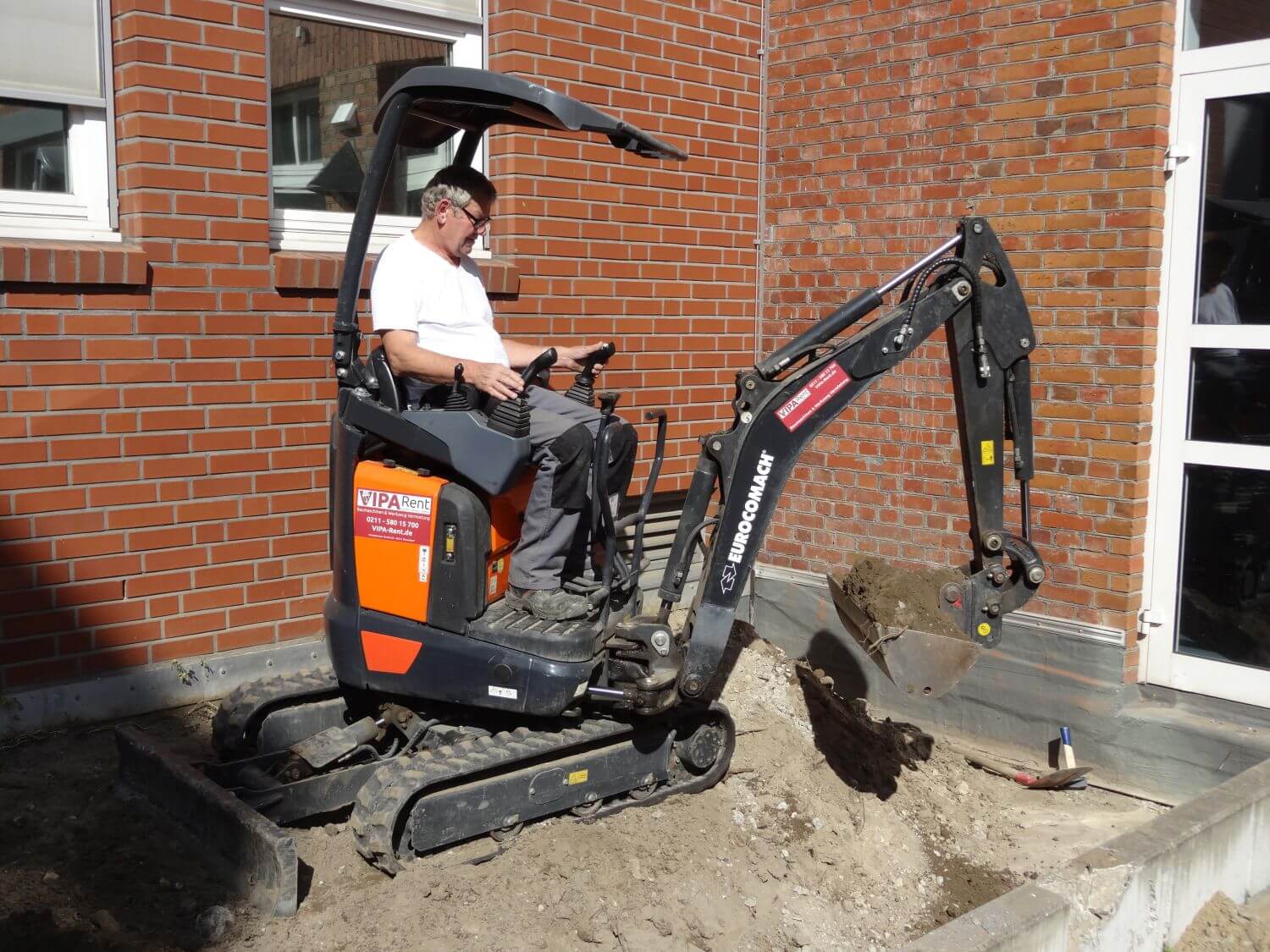 Der Minibagger 12 ZT von Eurocomach - bd baumaschinendienst