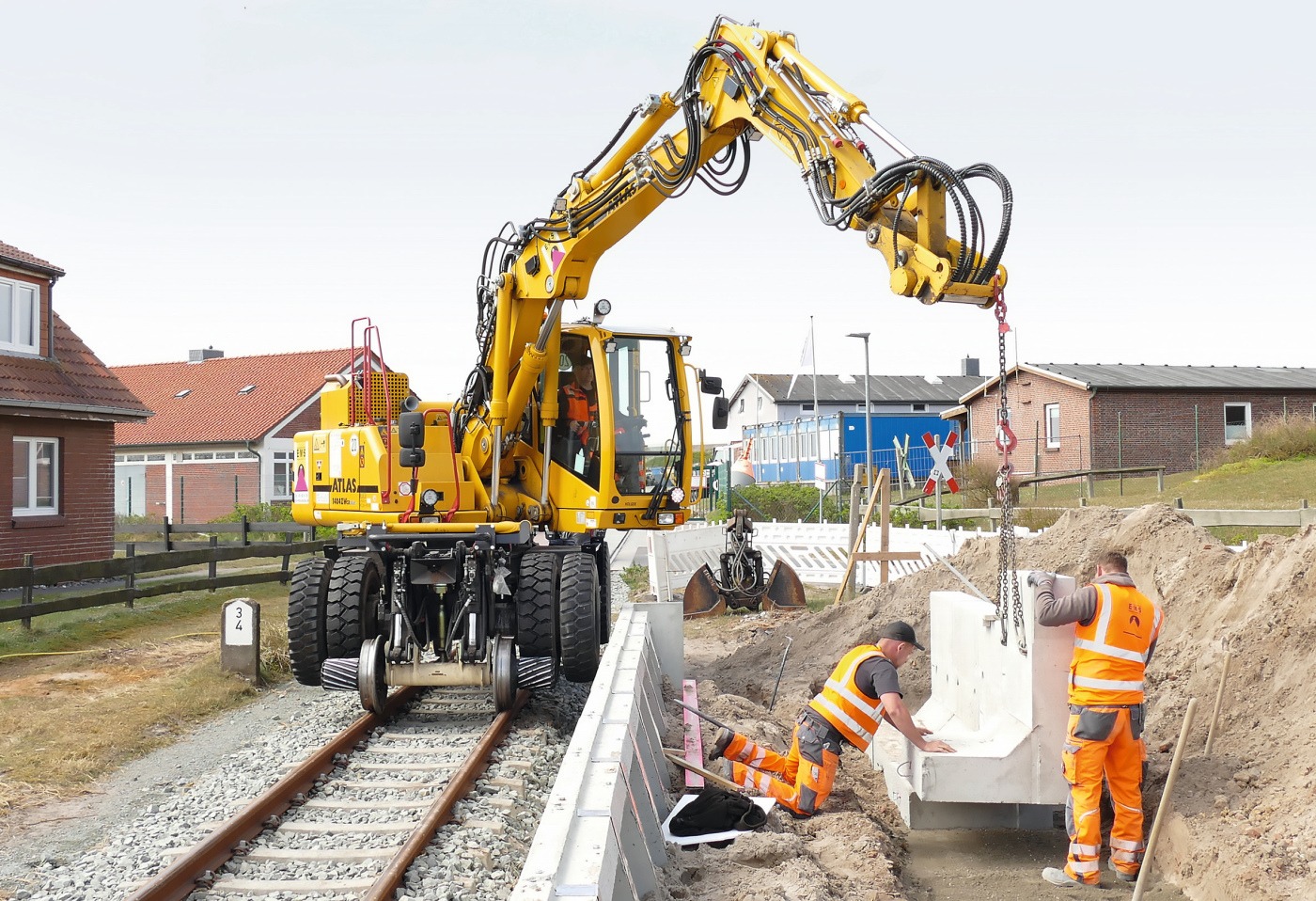 Atlas-Zweiwegebagger 1404 ZW bei Gleisarbeiten - bd baumaschinendienst