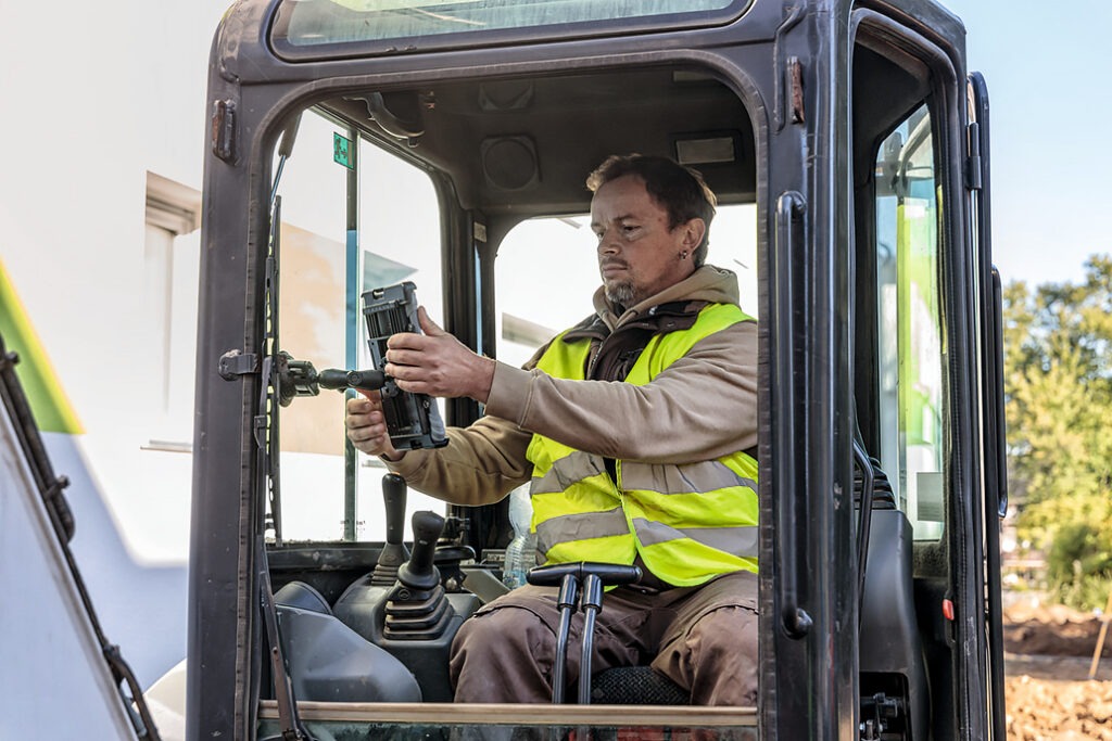Minibaggersteuerung von Topcon im Praxistest - bd baumaschinendienst