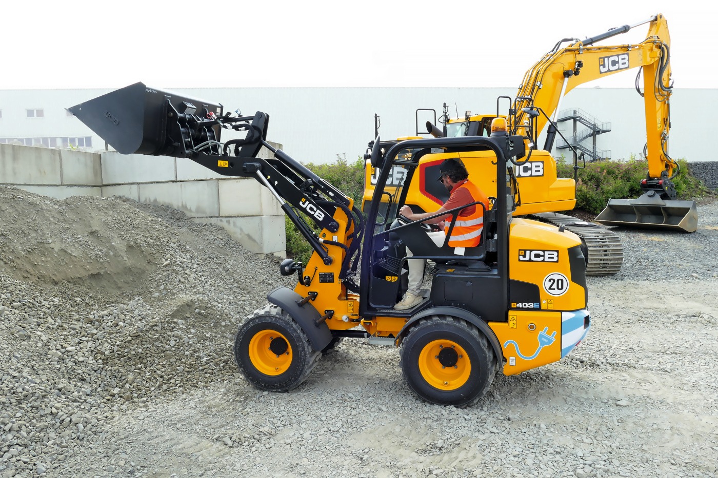 Kompakter Elektro-Radlader 403E von JCB - bd baumaschinendienst