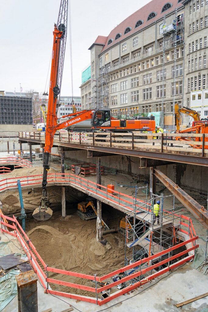 Hitachi-Spezialbagger greift tief in den Untergrund - bd baumaschinendienst